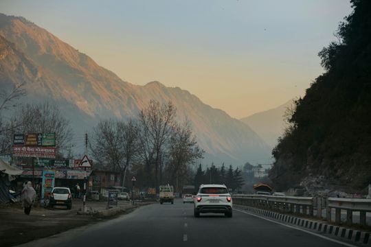 How to reach Kullu Manali by Flight, bus, train & car in 2026